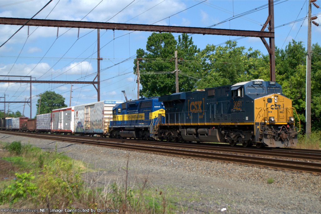 CSX ES44AH 3061 leads Q417-16